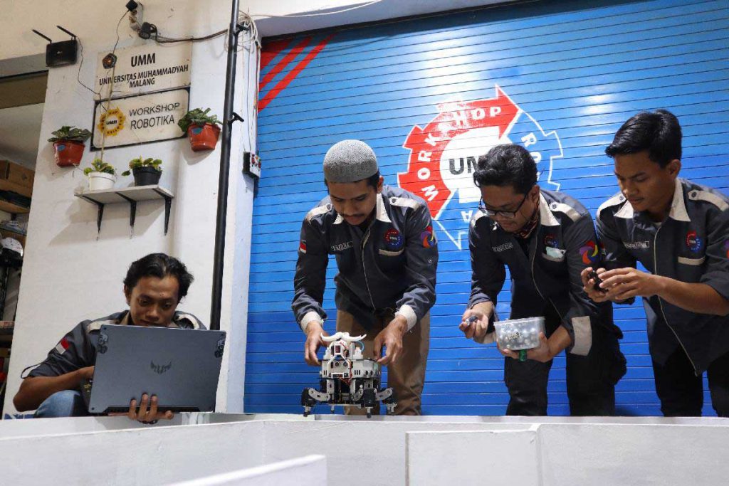 UMM Borong Tiga Penghargaan Kontes Robot SAR Indonesia Level Nasional