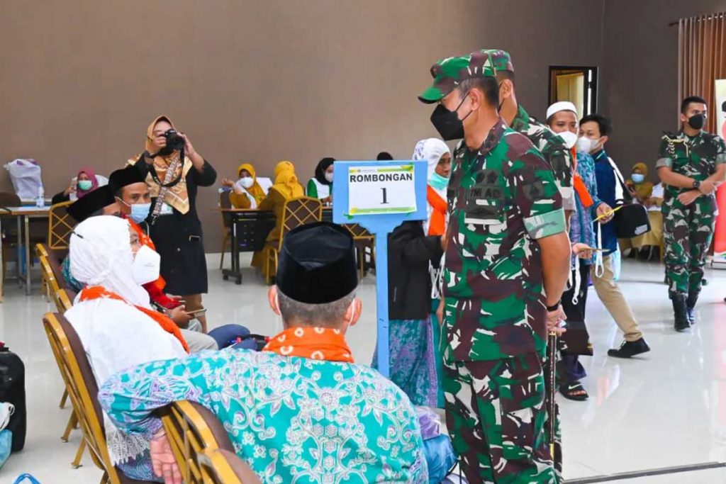 Pangdam V/Brawijaya Sambut Kedatangan Jemaah Haji Kloter 3 di Asrama Haji Surabaya