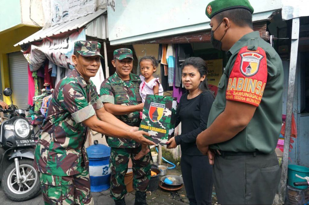 Pendam V/Brawijaya Salurkan Bantuan Makanan untuk Anak Stunting