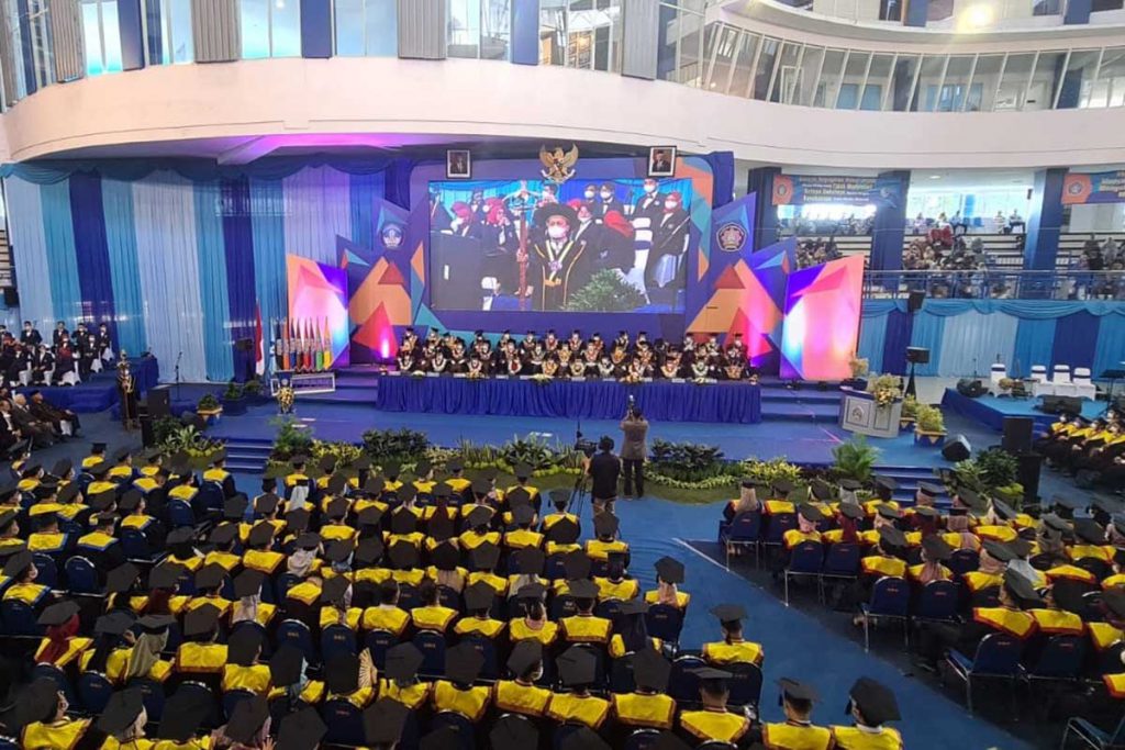 Polinema Berikan Tiga Produk Ijazah Format Hybrid Bagi Lulusan TA 2021/2022