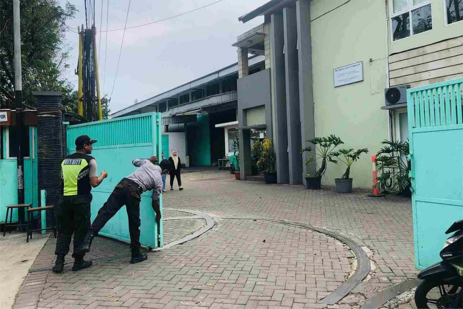 Tonton Pertunjukkan Kuda Lumping, Sejumlah Karyawan Pabrik Rokok Kesurupan